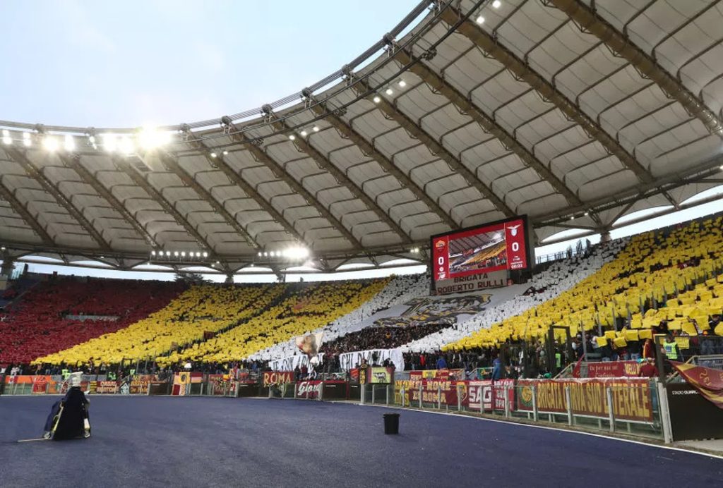 Roma-Lazio, la scenografia della Curva Sud dedicata alla Lupa ...