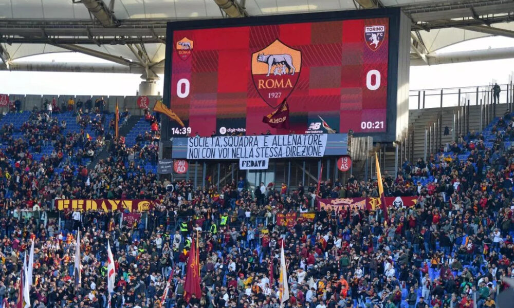 Striscione rubato ai romanisti: caccia alla spia in Curva Sud - AS Roma ...